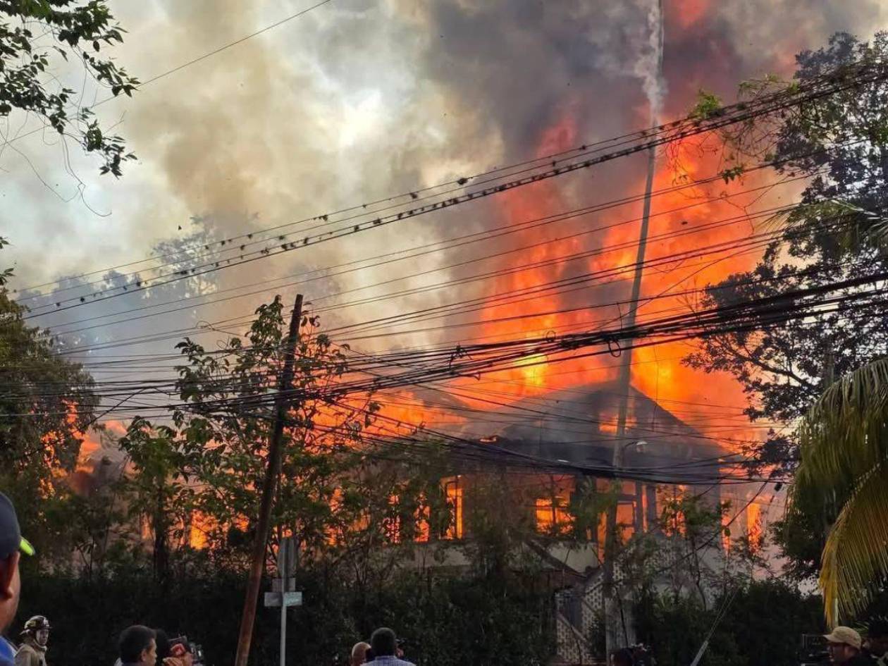 Voraz incendio consume instalaciones de la iglesia Reformada de ...